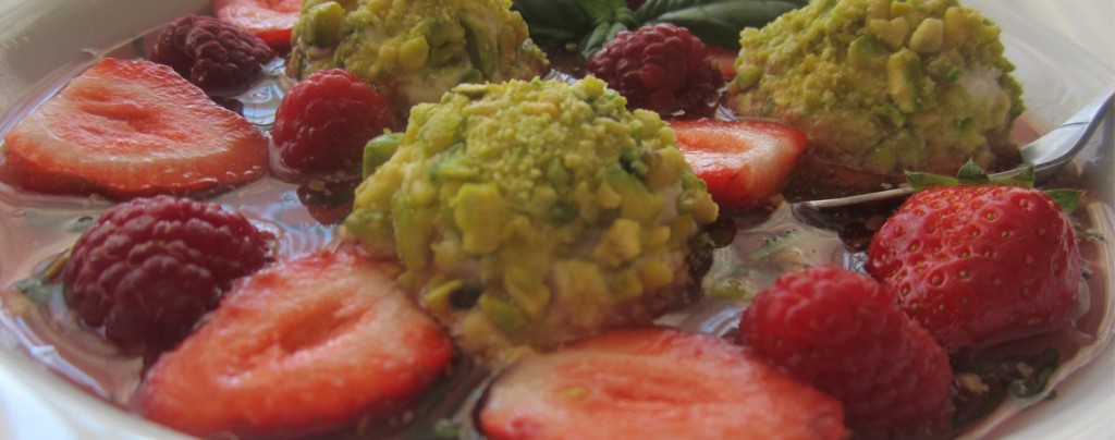 Nage de fruits rouges et rochers ricotta pistache